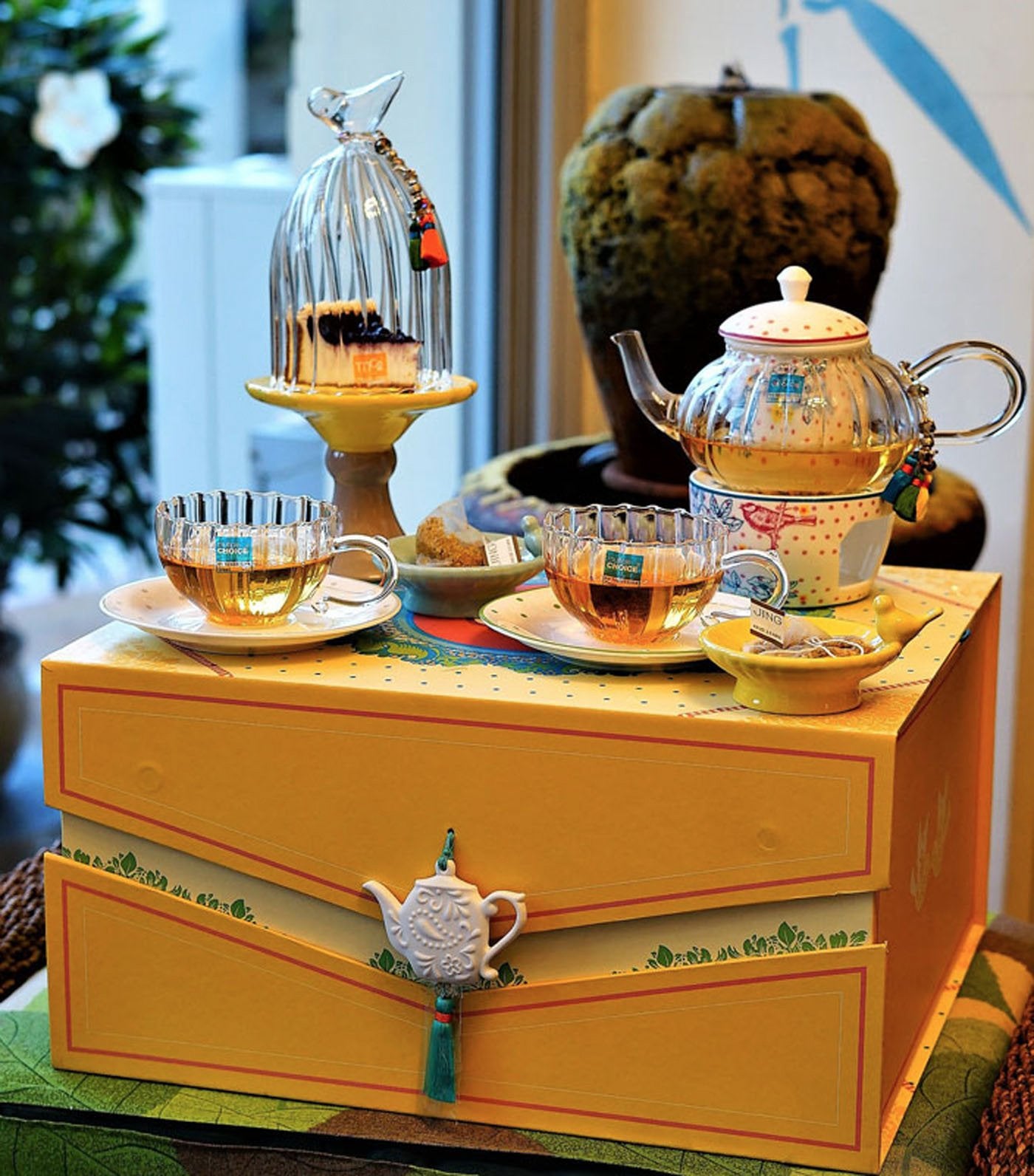 Multiple Choice Free 12-Piece Tea Set - Tea Room Chat | Rustan's